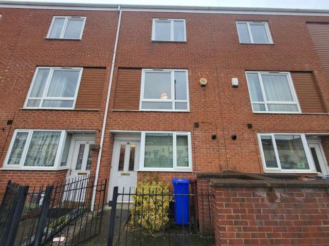 4 bed house for sale