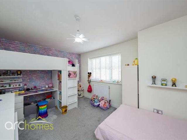 4 bed house for sale