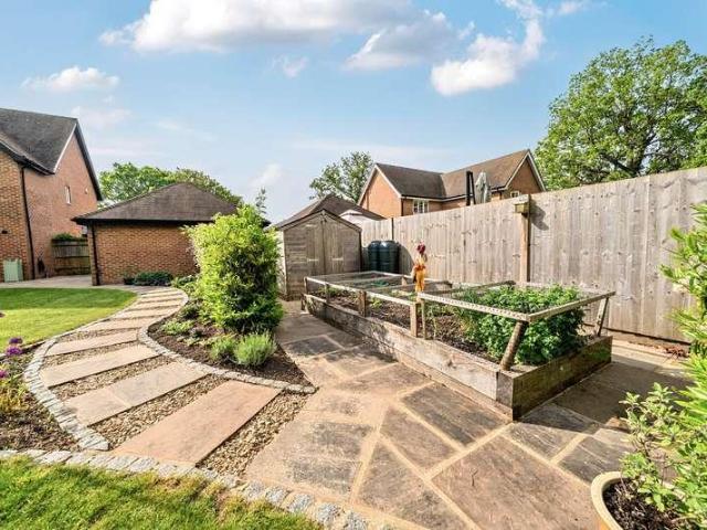 4 bed house for sale
