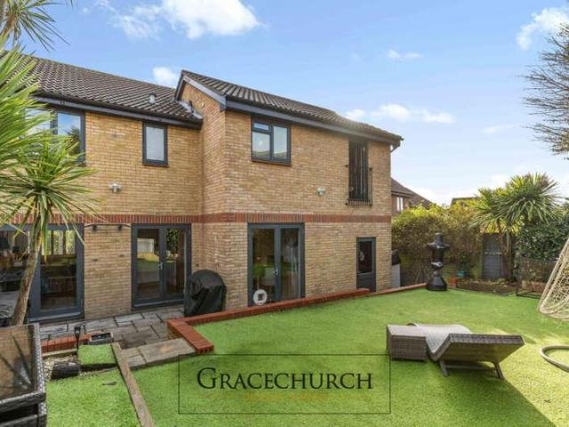 4 bed house for sale