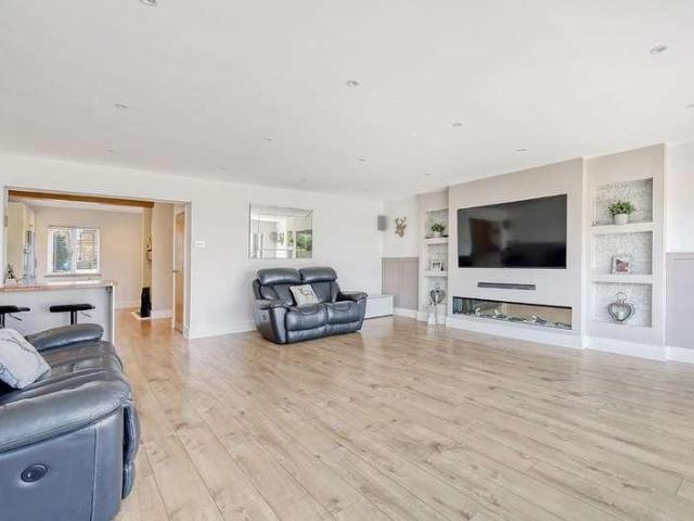 4 bed house for sale