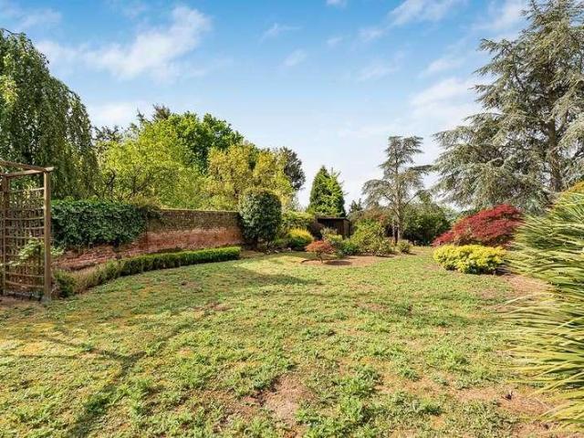 4 bed house for sale
