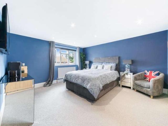 4 bed house for sale