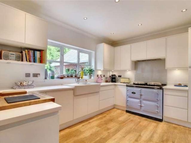 4 bed house for sale