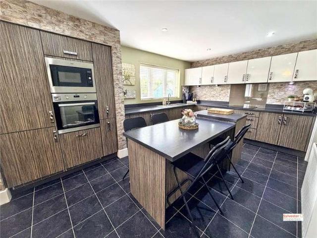 4 bed house for sale