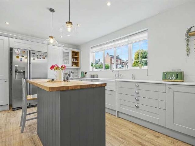 4 bed house for sale