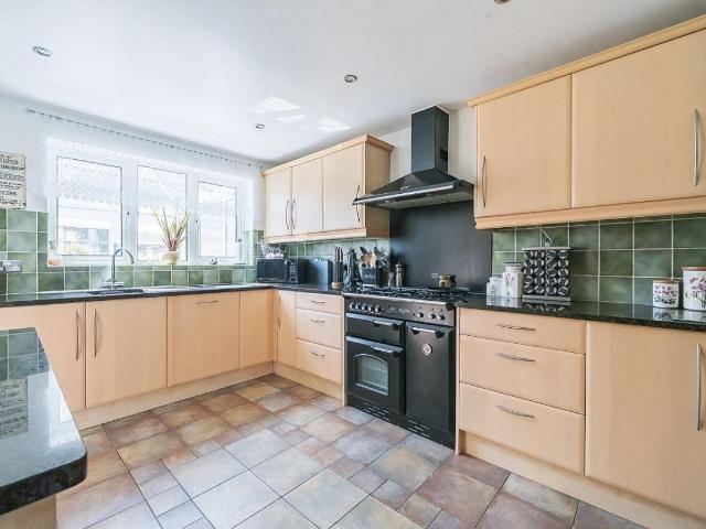 4 bed house for sale