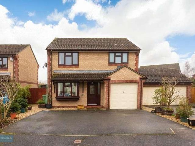 4 bed house for sale