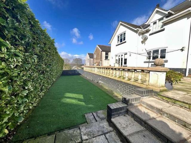 4 bed house for sale