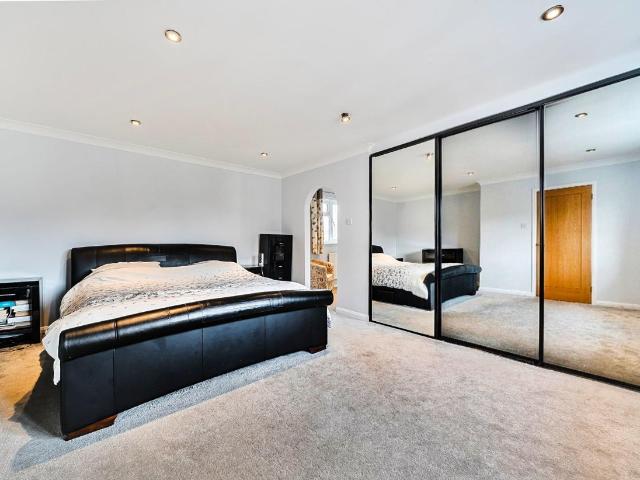 4 bed house for sale