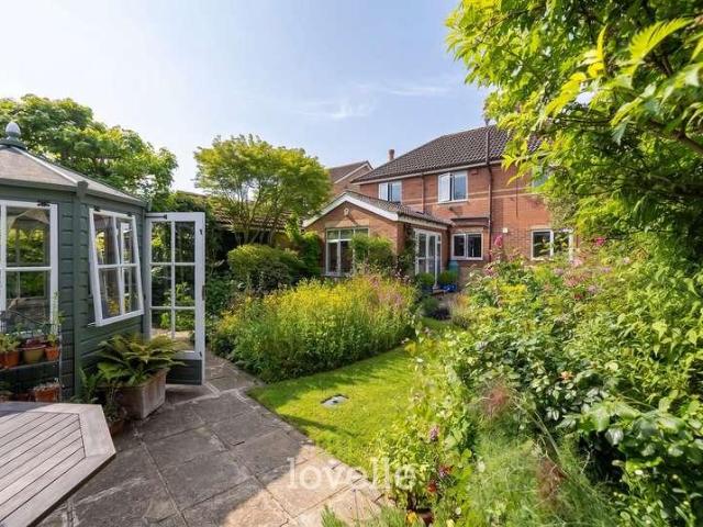 4 bed house for sale