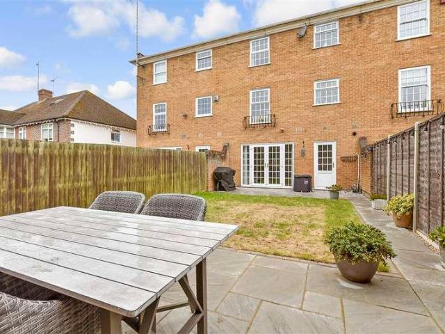 4 bed house for sale