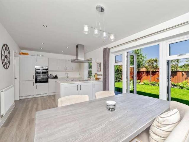 4 bed house for sale