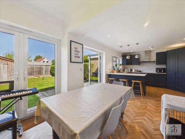 4 bed house for sale