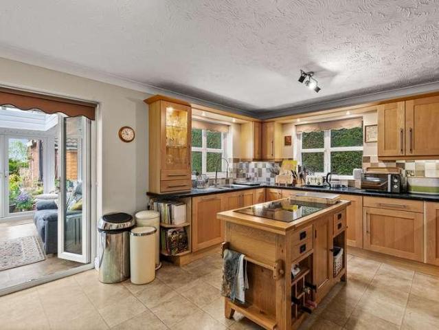 4 bed house for sale