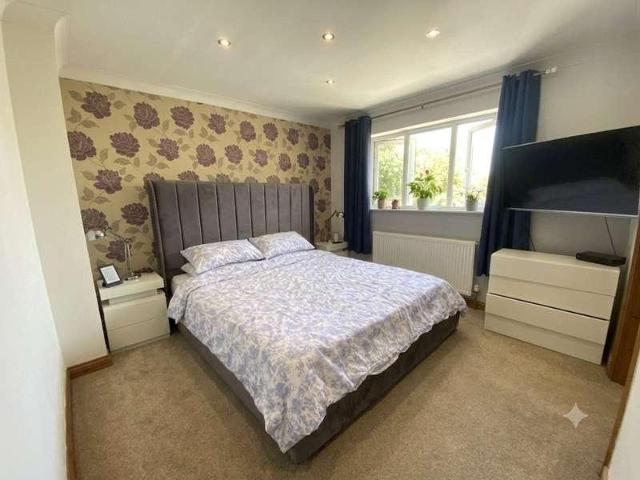 4 bed house for sale