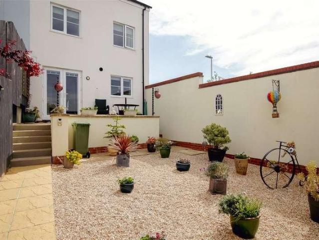 4 bed house for sale