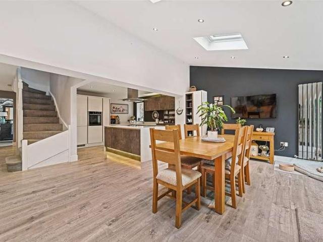 4 bed house for sale
