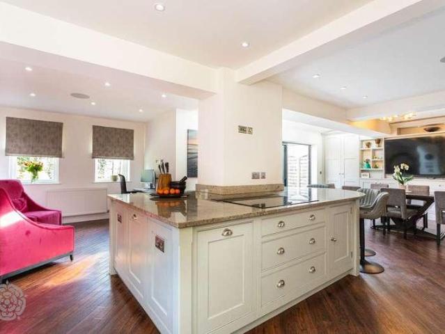 4 bed house for sale
