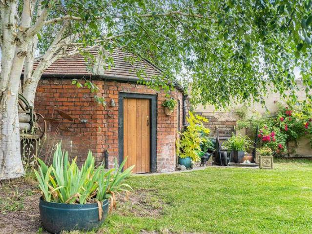 4 bed house for sale