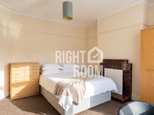 4 Bed House, Highfield Lane, Southampton SO17, 4 bed semi detached house to rent, £1,750 pcm | PrimeLocation