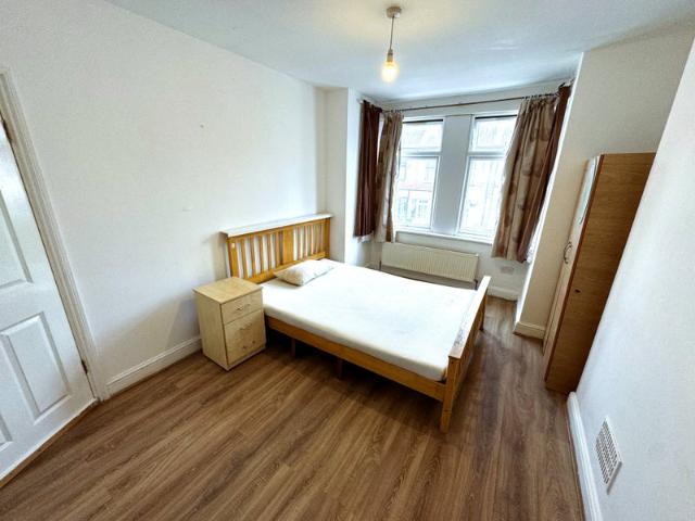 4 Bed House Ilford £2700 Pcm