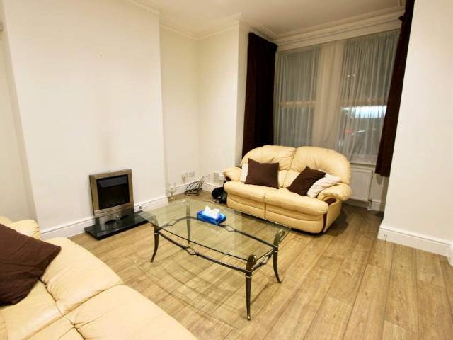 4 BED house N11. AVAILABLE EARLY MARCH. 2 bathrooms. Garden, wooden floors, Gas Heating EPC D