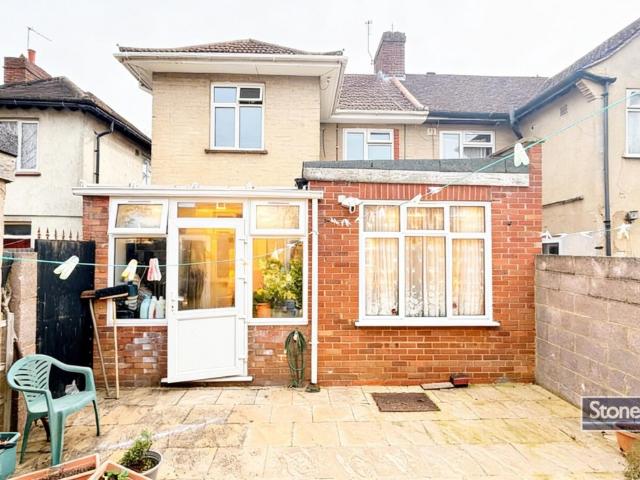4 bed House Semi Detached for Rent