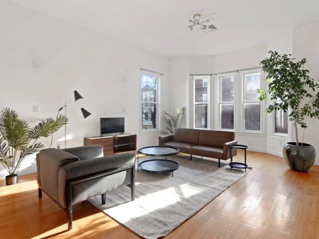 4 bed in Roxbury on a flexible lease