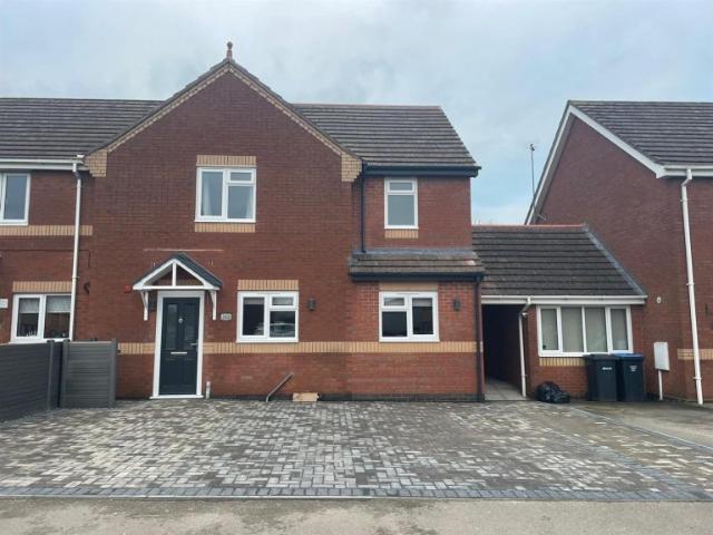 4 BED Link detached house To rent