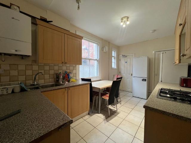 4 bed mid terraced house to rent in Clarendon Park Road, Leicester, LE2
