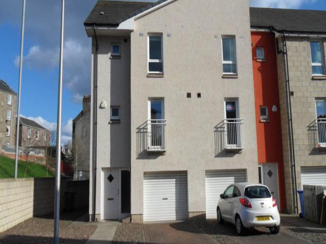 4 bed property to rent