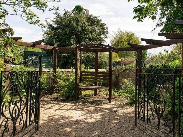 4 bed property for sale