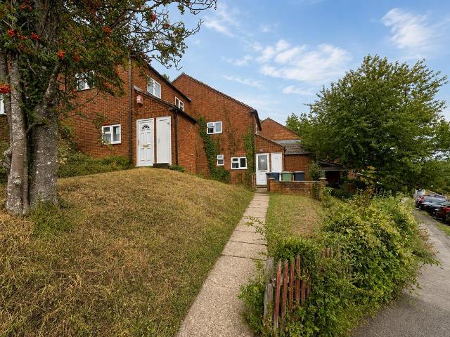 4 Bed Semi Detached, Cotswold Way. 4 bed semi detached house to rent £2,195 pcm £507 pw