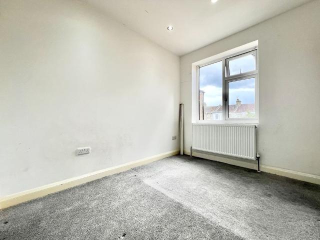 4 Bed Semi Detached House, Mortlake Road, IG1