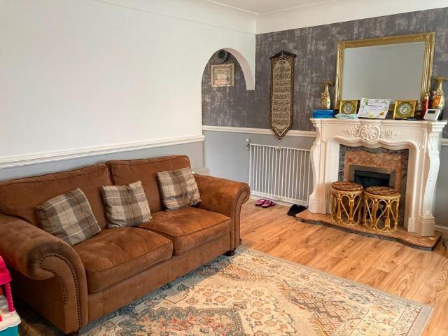 4 Bed Semi Detached House, Autumn Grove, CH42