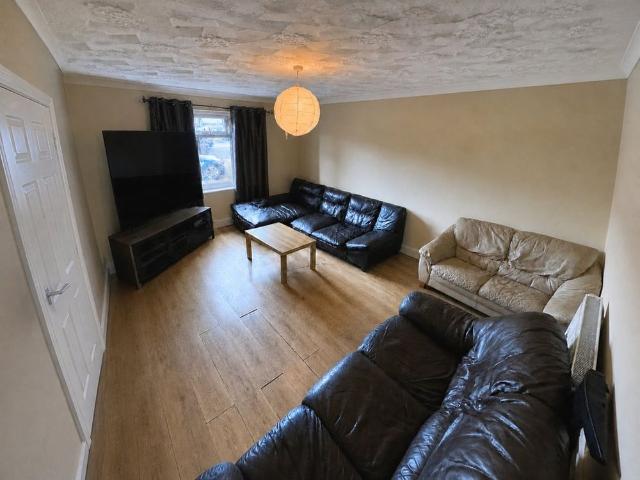 4 Bed Semi Detached House, Basingstoke Road, RG2