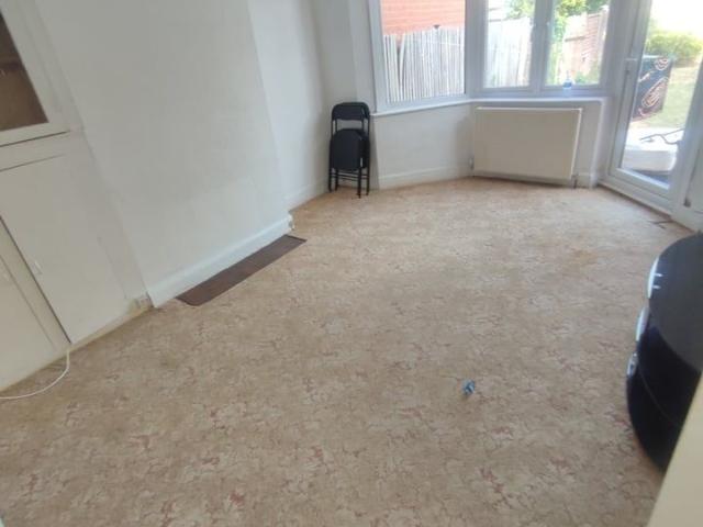 4 Bed Semi Detached House, Blenheim Crescent, LU3