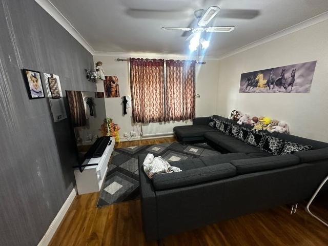 4 Bed Semi Detached House, Chatsworth Cresent London, TW3