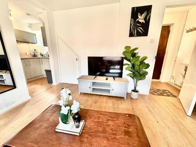 4 Bed Semi Detached House, Dunnock Road, E6