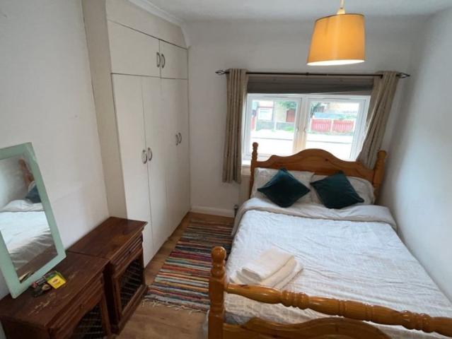 4 Bed Semi Detached House, Ealing Road, TW8