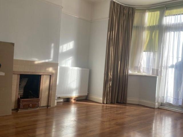 4 Bed Semi Detached House, Garrick Avenue, NW11