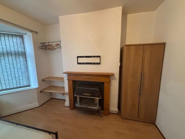 4 Bed Semi Detached House, Gorse Lane, M32