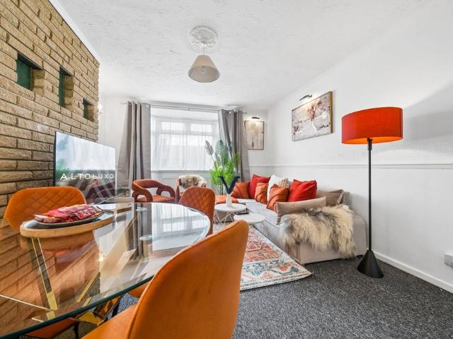 4 Bed Semi Detached House, Hardenhuish Road, BS4