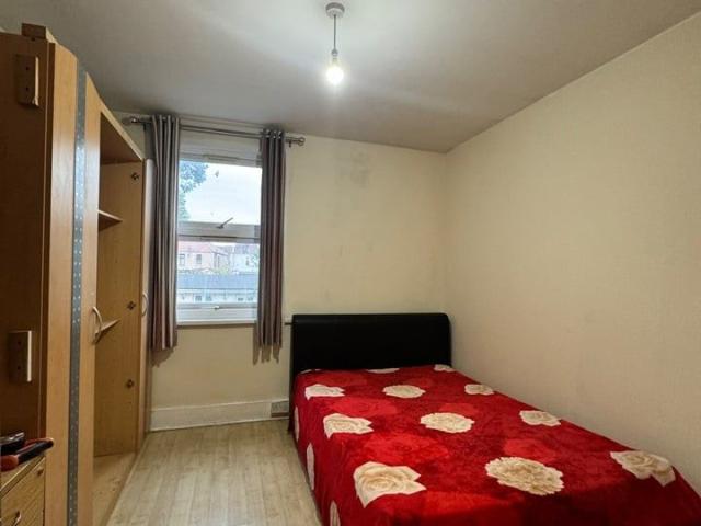 4 Bed Semi Detached House, Inglehurst Gardens, IG4