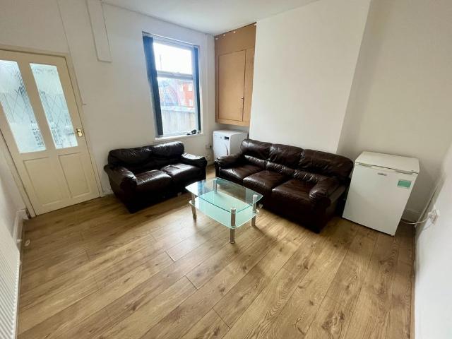 4 Bed Semi Detached House, Lace St, NG7