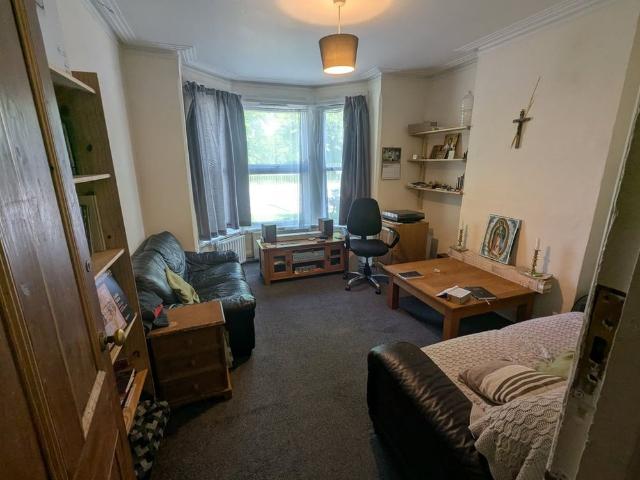 4 Bed Semi Detached House, Palmer Park Avenue, RG6