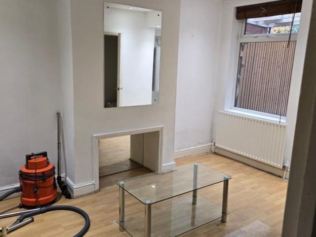 4 Bed Semi Detached House, Russell Street, LU1