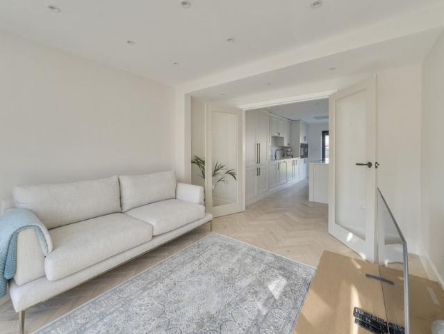 4 bed Semi Detached House To Let
