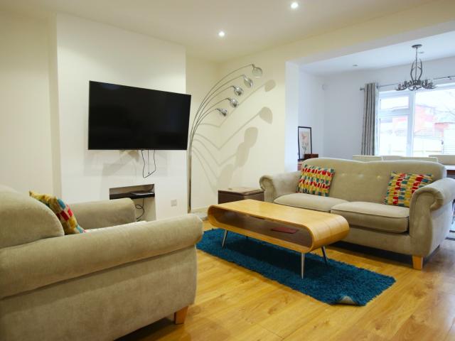 4 bed Semi Detached House To Let, Guide Price £2,600 pcm